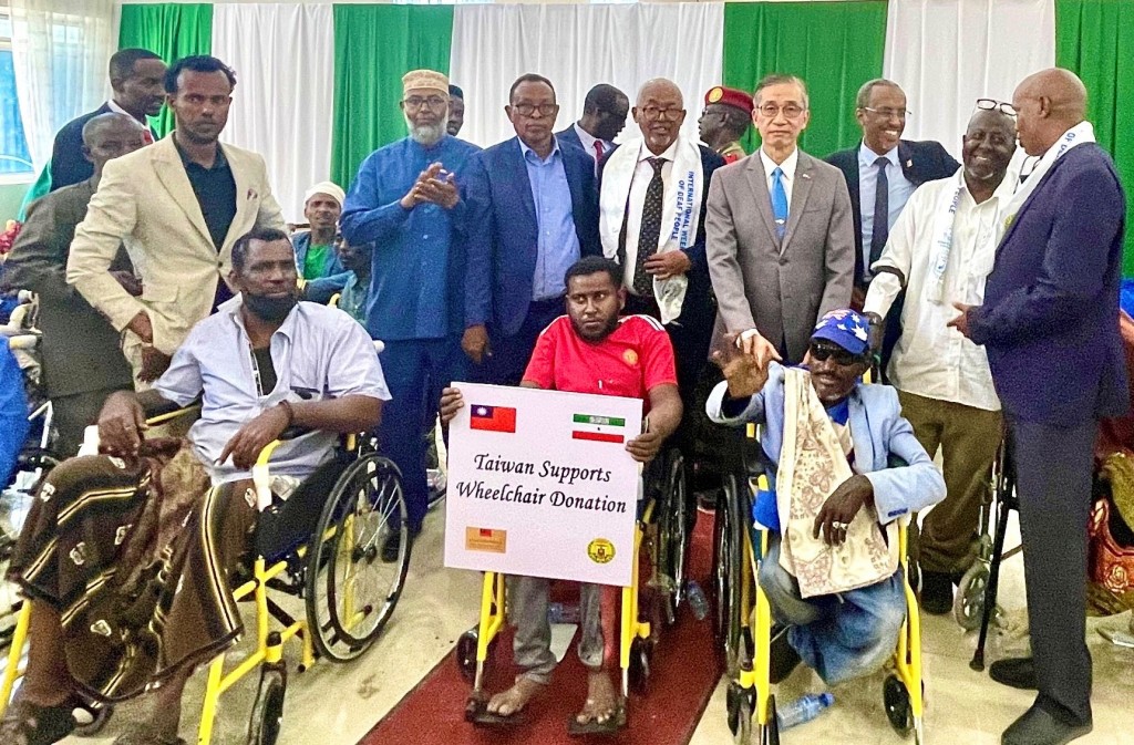 Taiwan presents Somaliland with wheelchairs - Somali Magazine