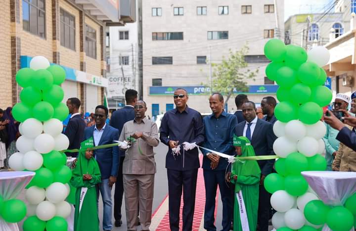 Prime Minister Hamza cuts the ribbon of Taleex Road in Mogadishu ...